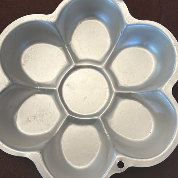 Wilton | Kitchen | Wilton Dancing Daisy Aluminum Cake Pan Makes Lions ...